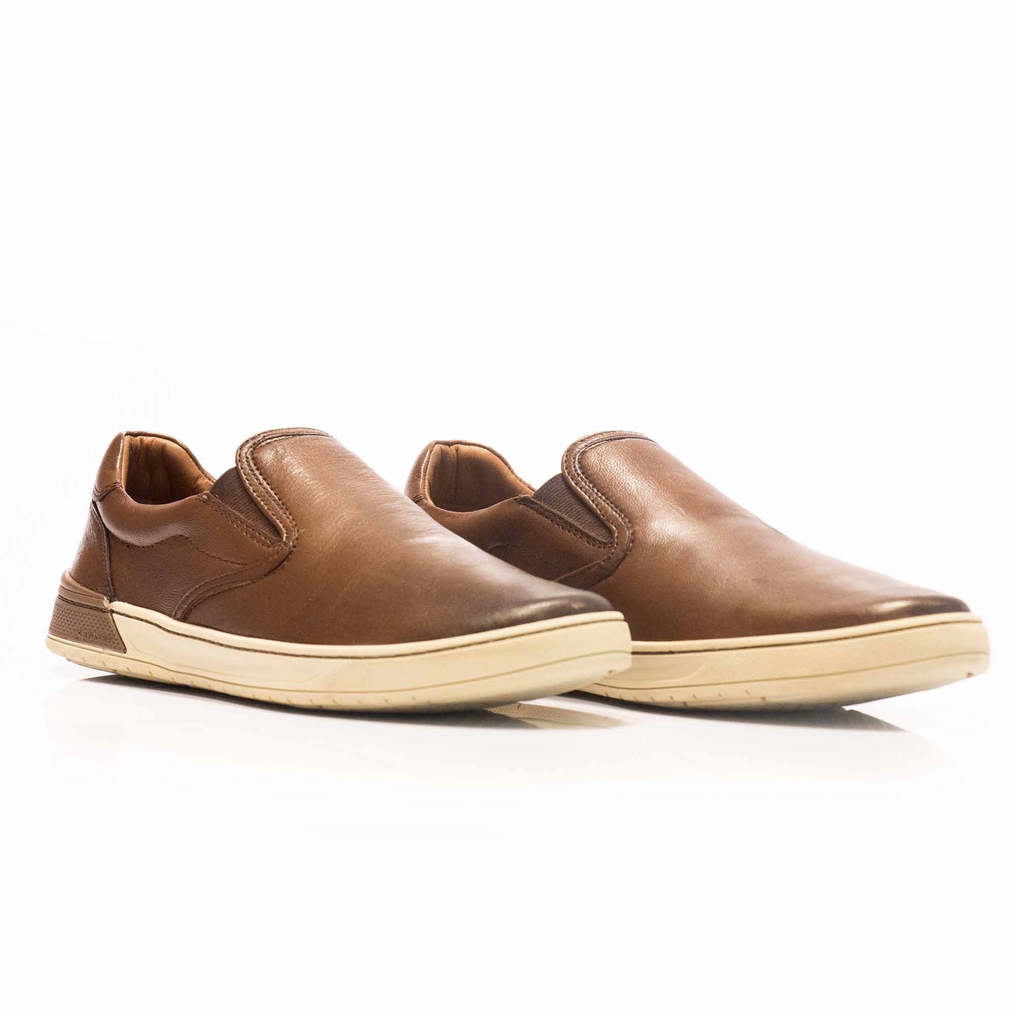 Tenis Yatch em Couro Detalhe no Solado